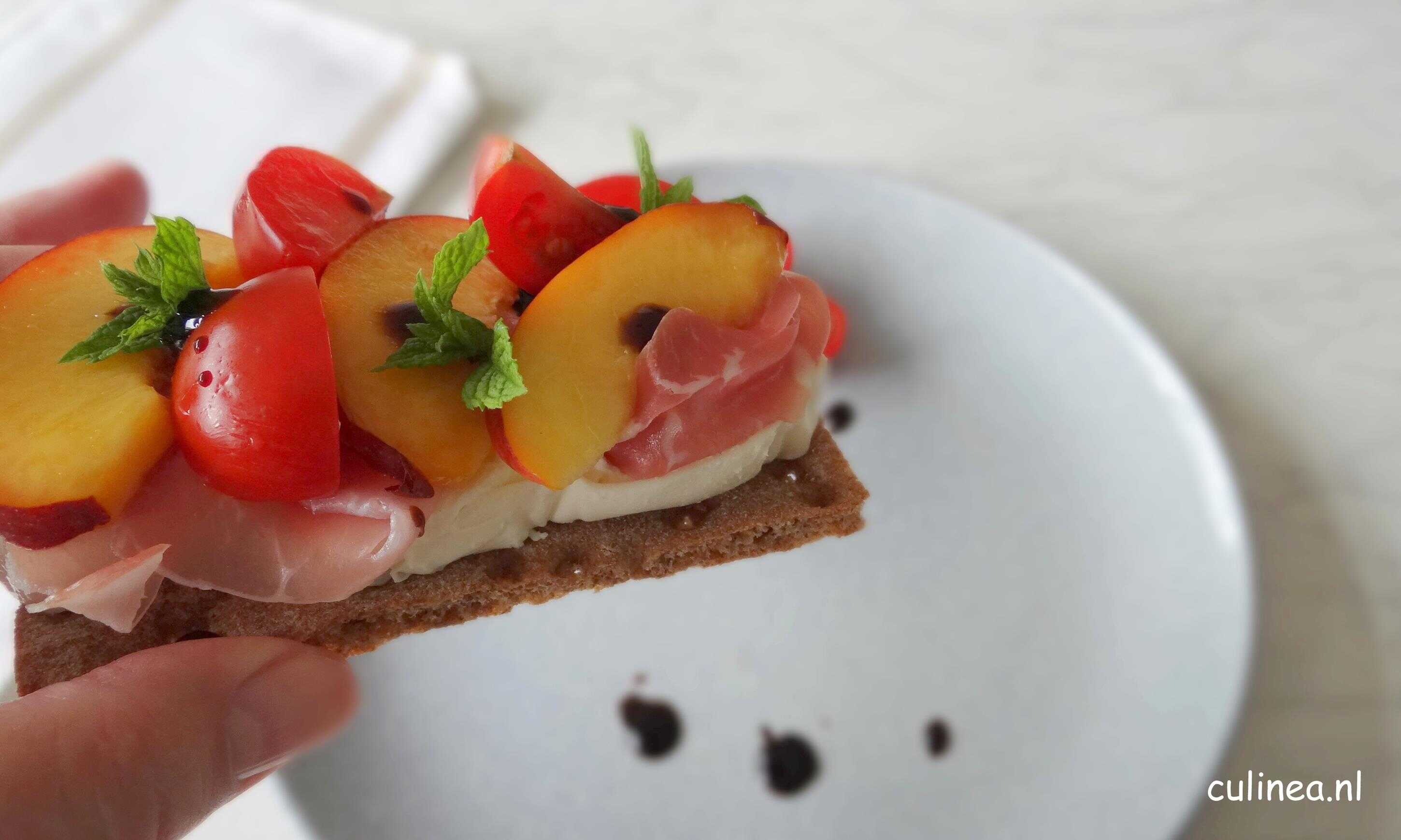 Knackebrot met burrata, rauwe ham, nectarines en tomaatjes 9 (Copy ...