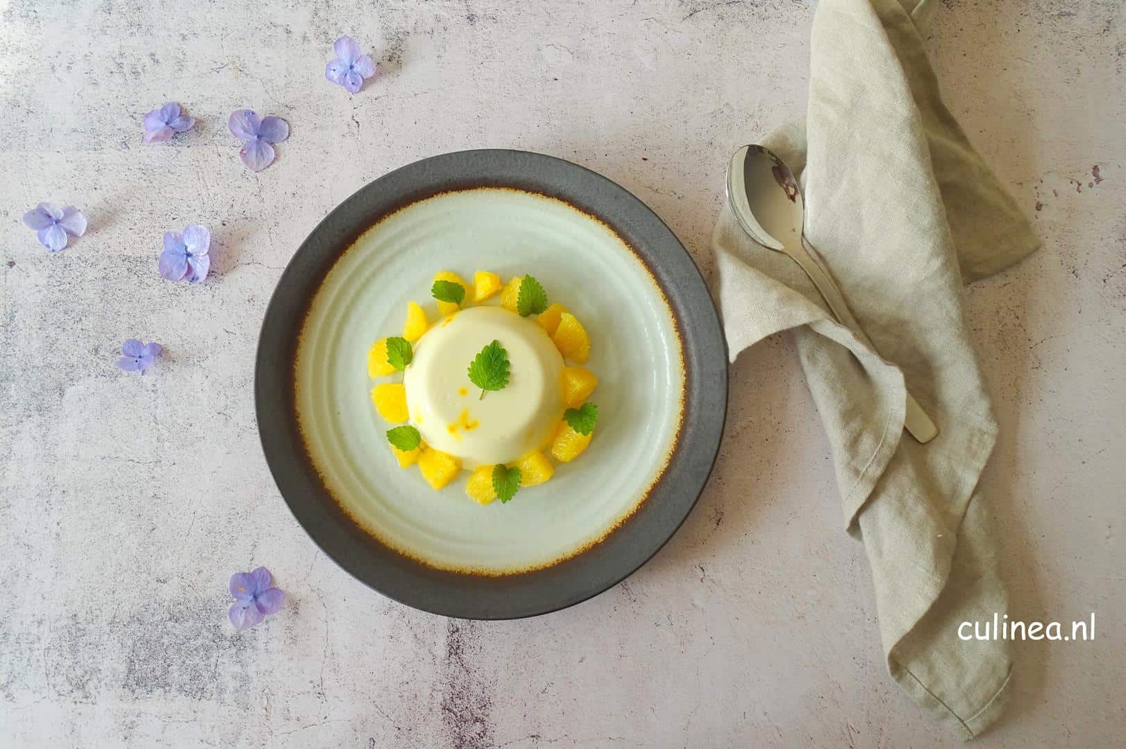 Saffraan en kardamom panna cotta | Culinea.nl; Saffraan en kardamom panna cotta | Culinea.nl;