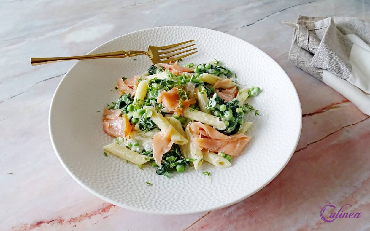 Penne met gerookte zalm en kruidenroomsaus - Culinea.nl;